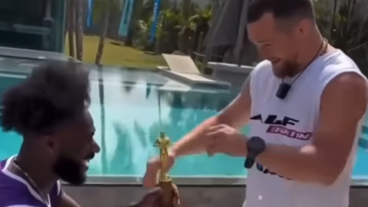 Petr Yan gives Aljamain Sterling an Oscar in amusing interaction ...